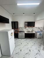 Apartamento, 2 quartos | Cozinha privada | Geladeira, micro-ondas, cooktop, talheres/pratos/utensílios de cozinha