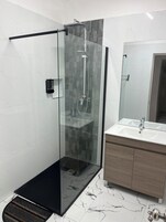 Apartamento, 2 quartos | Banheiro | Chuveiro, toalhas de banho