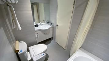 Quarto Duplo Superior, 1 cama de casal | Casa de banho | Um secador de cabelo, toalhas fornecidas, papel higiénico
