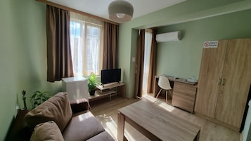 Quarto triplo superior, 1 cama Queen e sofá-cama, vista para o jardim | Cortinas blackout, ferros/tábuas de passar roupa, Wi-Fi de cortesia