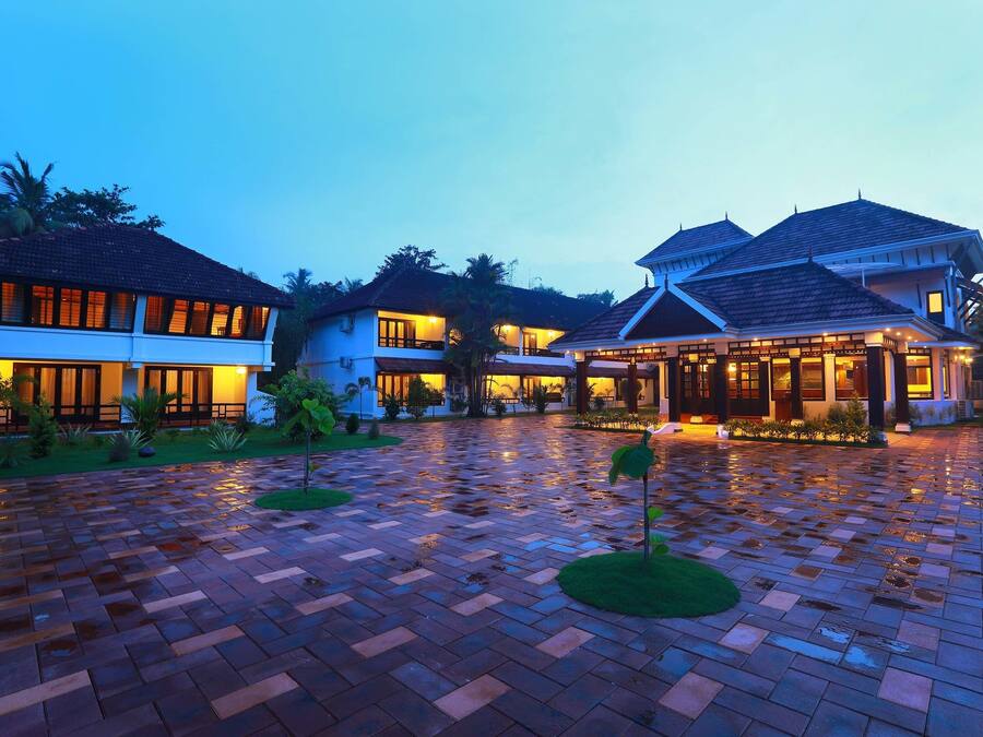 Fachada do alojamento (tarde/noite)