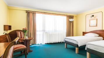 Quarto Duplo ou Twin Standard | Secretária, ferro/tábua de engomar, Wi-fi grátis