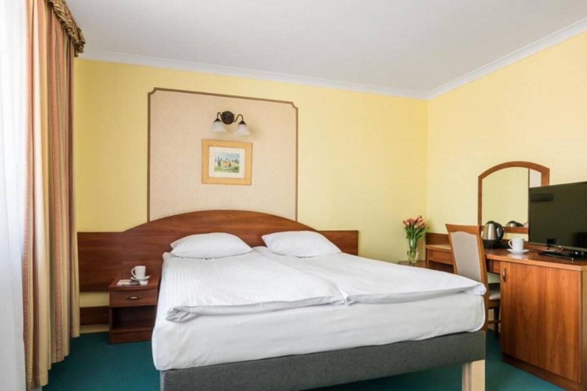 Quarto Duplo Económico | Secretária, ferro/tábua de engomar, Wi-fi grátis 