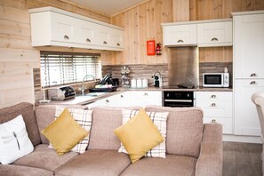 Um frigorífico, um micro-ondas, um forno, uma placa de cozinha