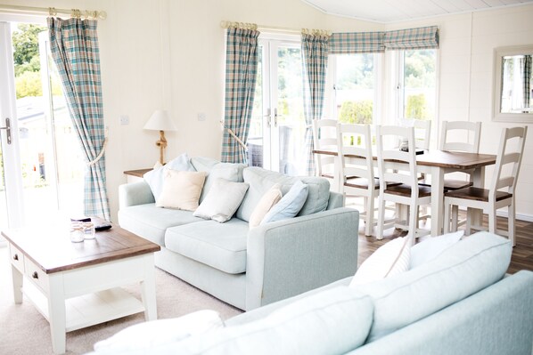 TV de ecrã plano, leitor de DVD, base para leitor de MP3