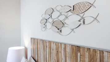 Pareda com uma peça de arte em metal com formato de peixe decorativo.