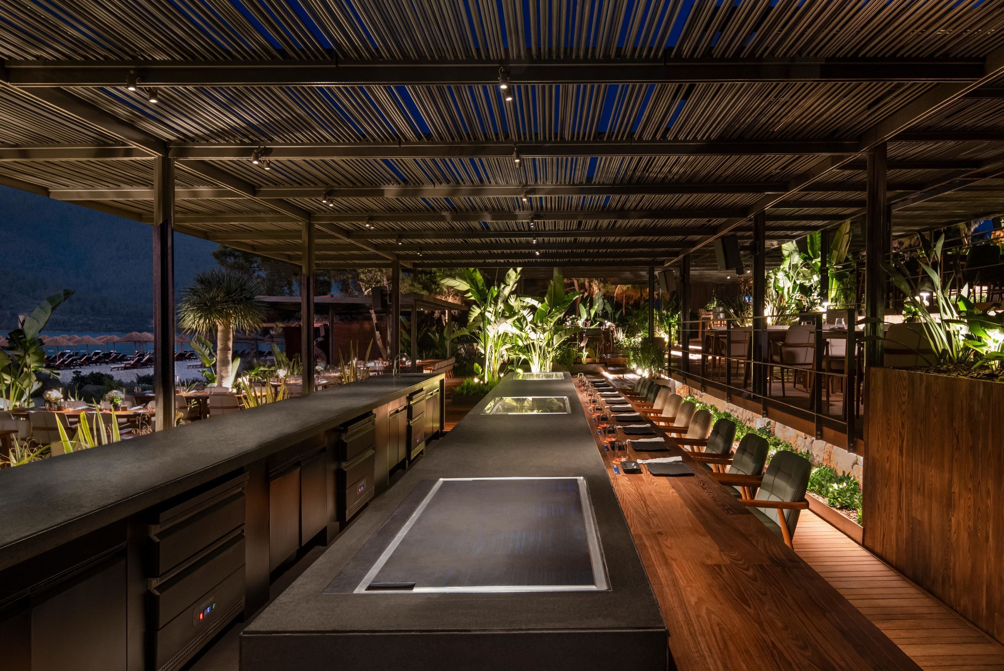 14 bares/lounges, 2 bares ao lado da piscina, 3 bares na praia