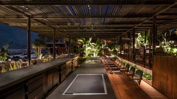 14 bares/lounges, 2 bares ao lado da piscina, 3 bares na praia