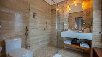 Suite de Luxo, varanda, Vista para a cidade | Casa de banho | Um polibã, artigos de higiene pessoal grátis