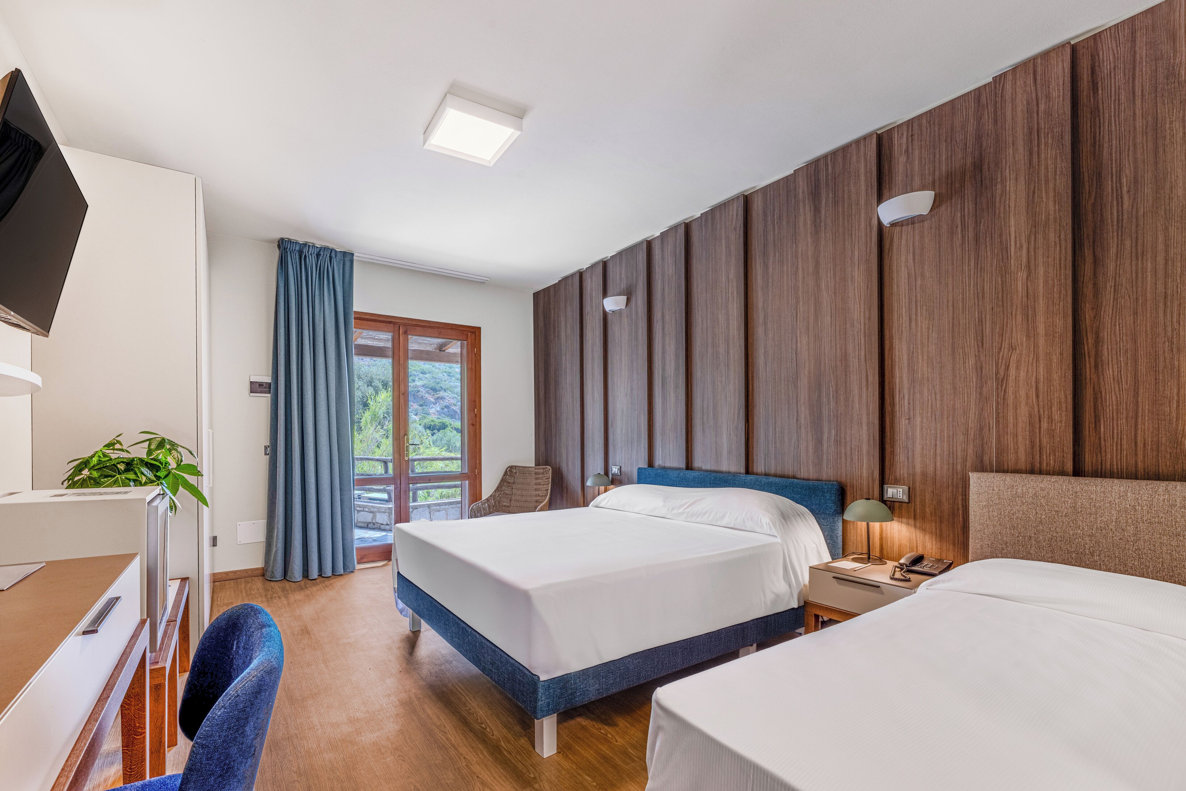 Quarto Triplo | Minibar, cofre no quarto, secretária, Wi-fi grátis 