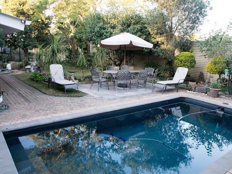 Piscina externa, guarda-sóis, espreguiçadeiras