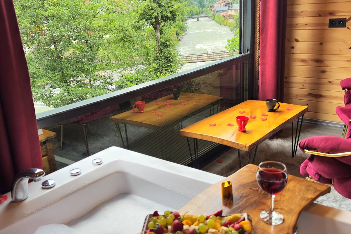 Suite de Luxo, banheira de hidromassagem, vista para o rio | 1 quarto, roupa de alta qualidade, minibar, cofre no quarto