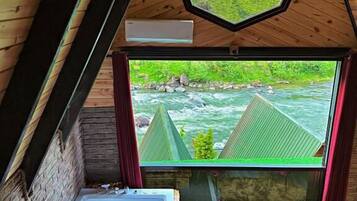 Suite de Luxo, banheira de hidromassagem, vista para o rio | Vista para a água