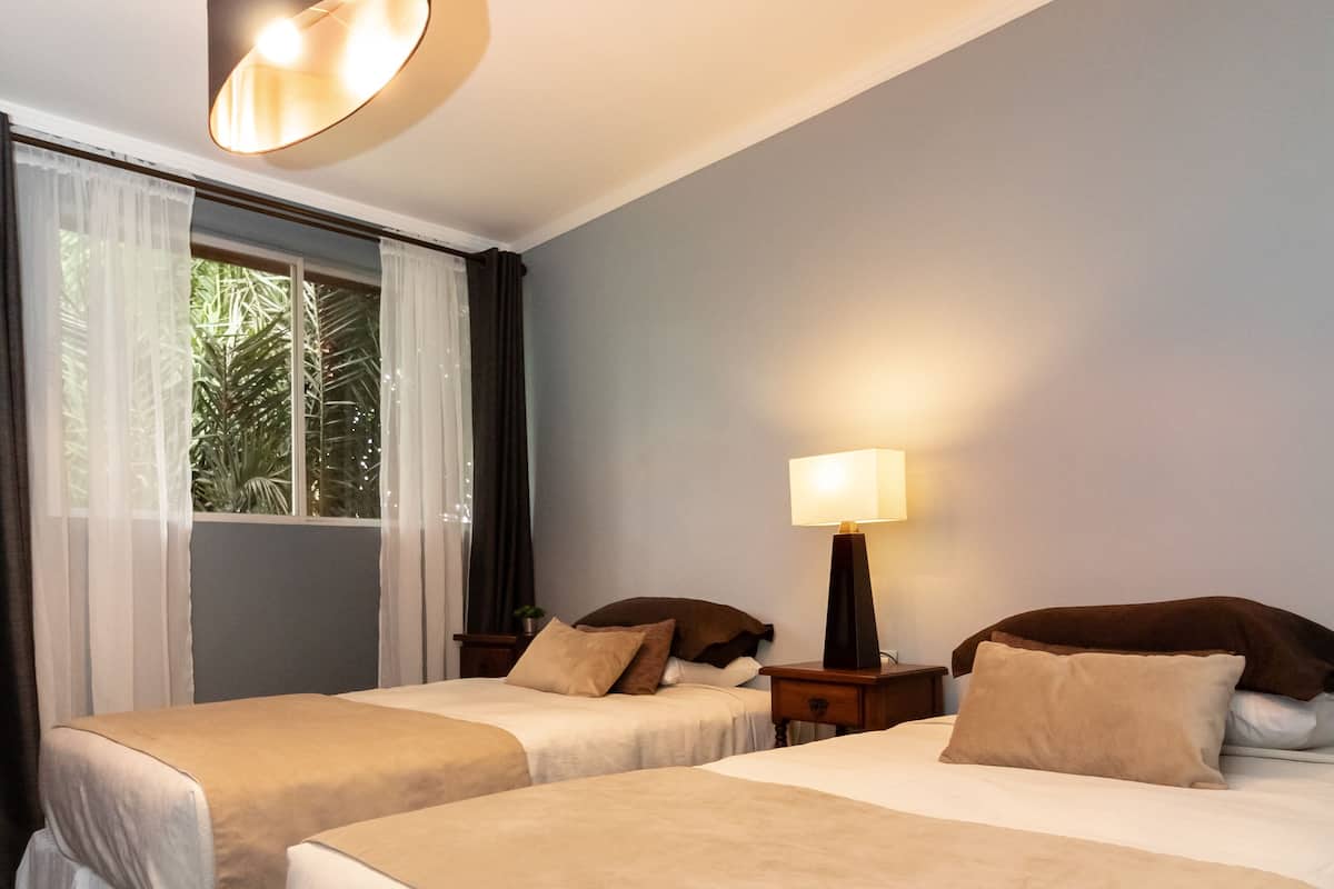 Quarto Twin Standard, vista para o jardim | Cofre no quarto, quartos insonorizados, ferro/tábua de engomar