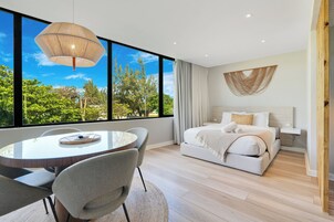 Quarto de Luxo, 2 camas queen-size, kitchenette | Roupa de alta qualidade, secretária, quartos insonorizados 