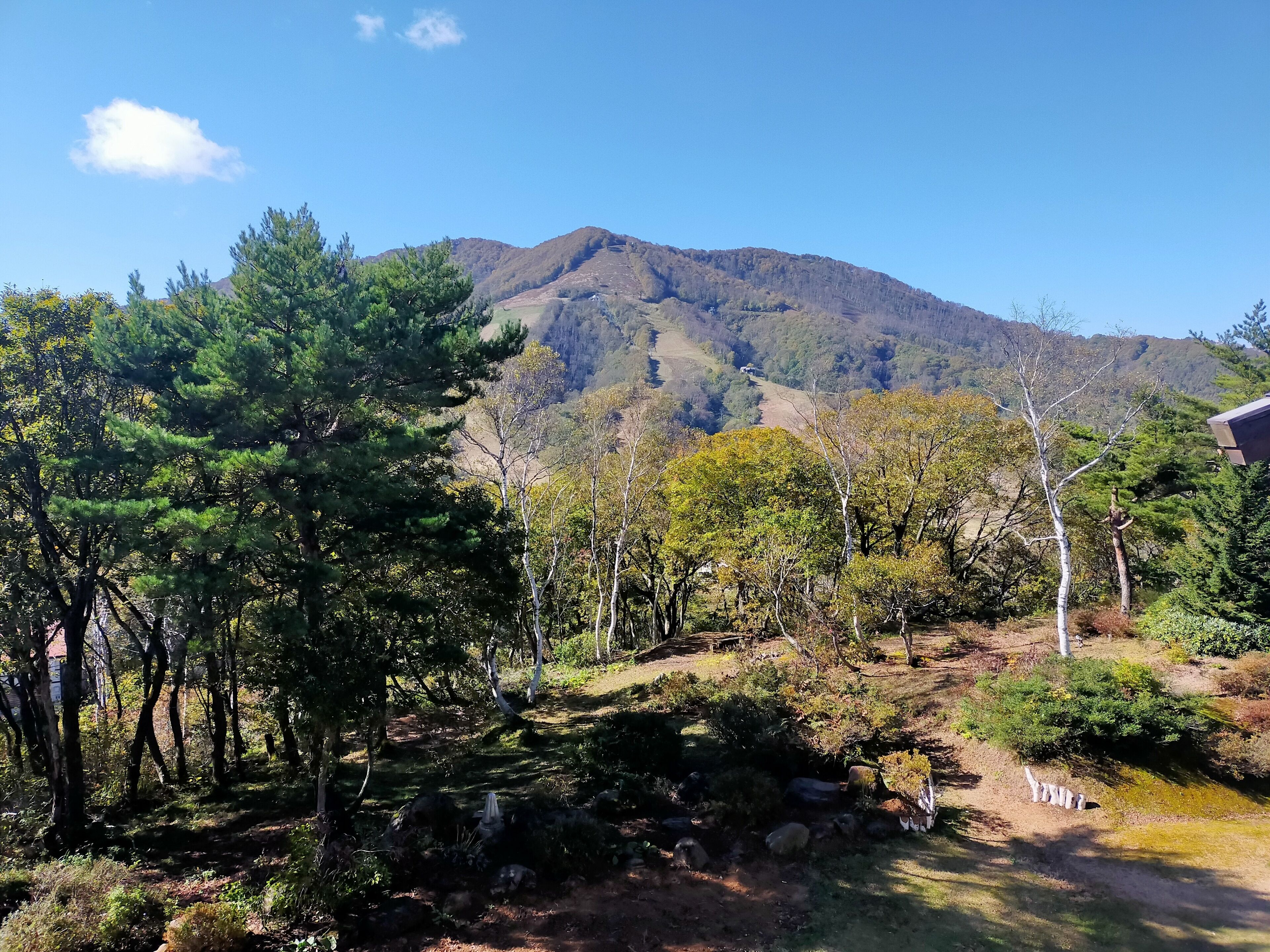 Paisagem montanhosa com céu claro.