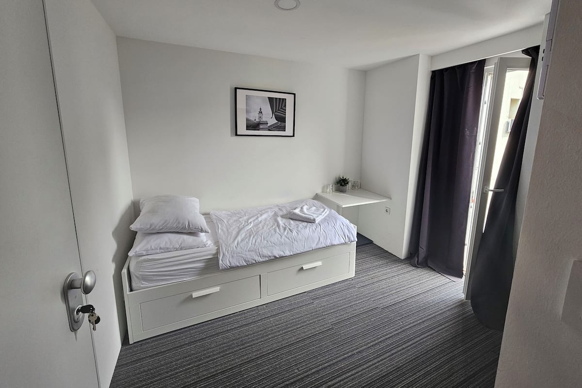 Quarto casal básico | Frigobar, escrivaninha, quartos à prova de som
