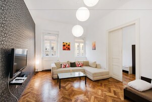 Apartamento, 2 quartos | Sala de estar | TV de ecrã plano 