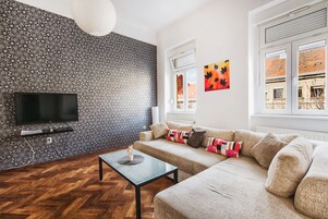 Apartamento, 5 quartos | Sala de estar | TV de ecrã plano 