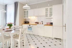 Apartamento Familiar, 2 quartos, cozinha | Cozinha privada | Um frigorífico/congelador grande, um forno, uma placa de cozinha 