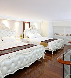Dúplex Sénior, várias camas | Cofre no quarto, cortinas/cortinados opacos, quartos insonorizados 