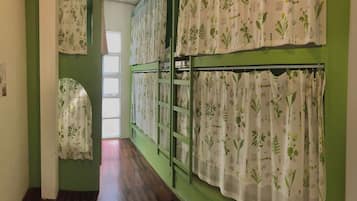 Dormitório Partilhado, em dormitório misto | Cortinas/cortinados opacos, quartos insonorizados