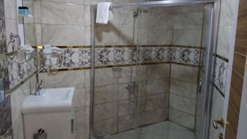 Chuveiro, produtos de toalete grátis, toalhas de banho