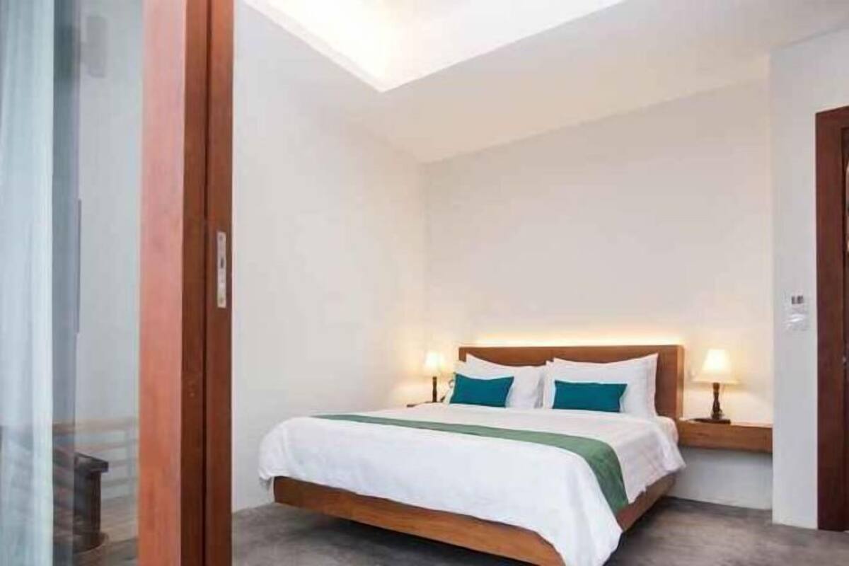 Roupas de cama premium, frigobar, cofres nos quartos, escrivaninha