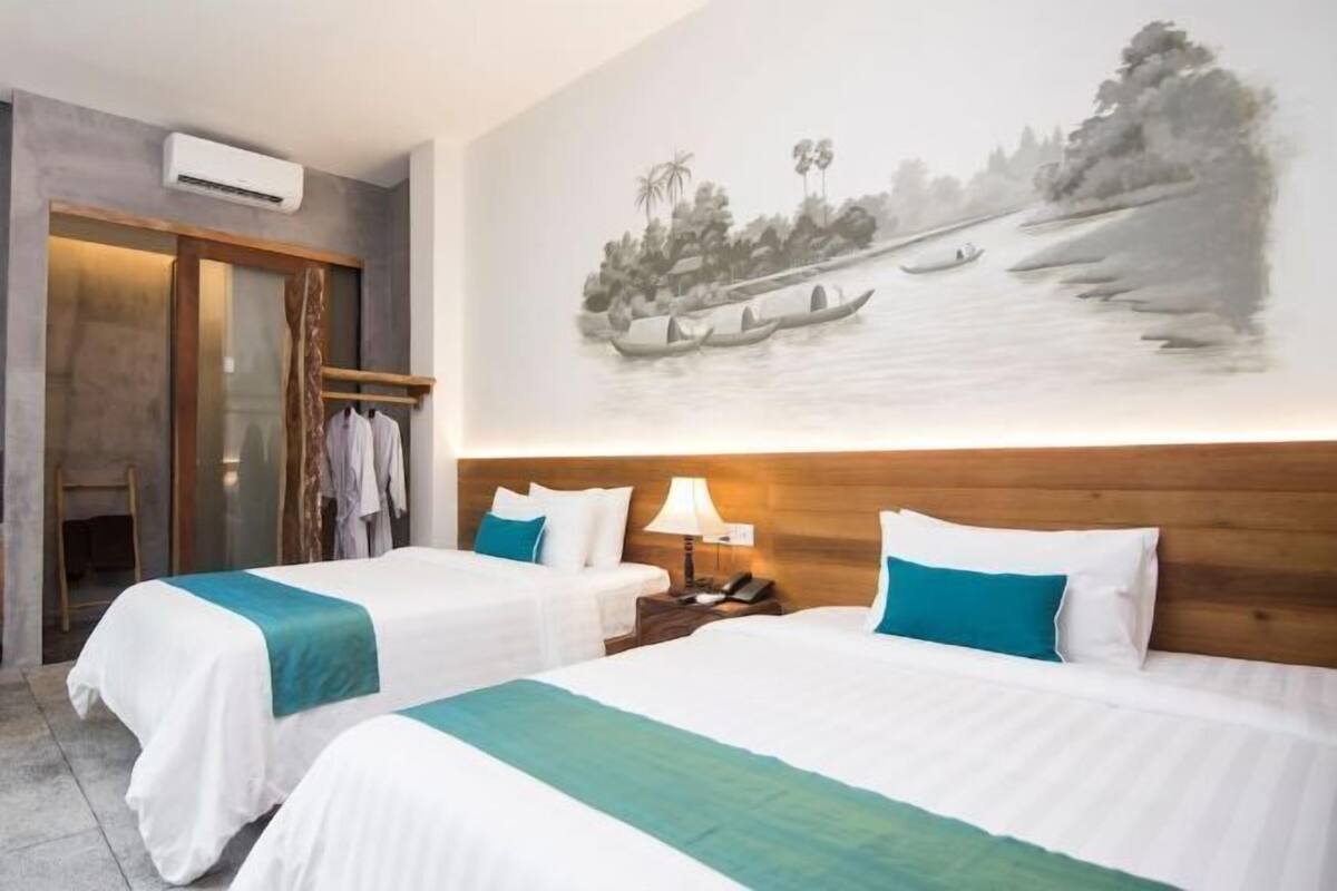 Roupas de cama premium, frigobar, cofres nos quartos, escrivaninha