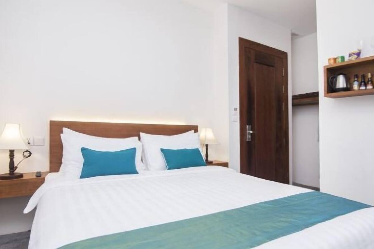 Roupas de cama premium, frigobar, cofres nos quartos, escrivaninha