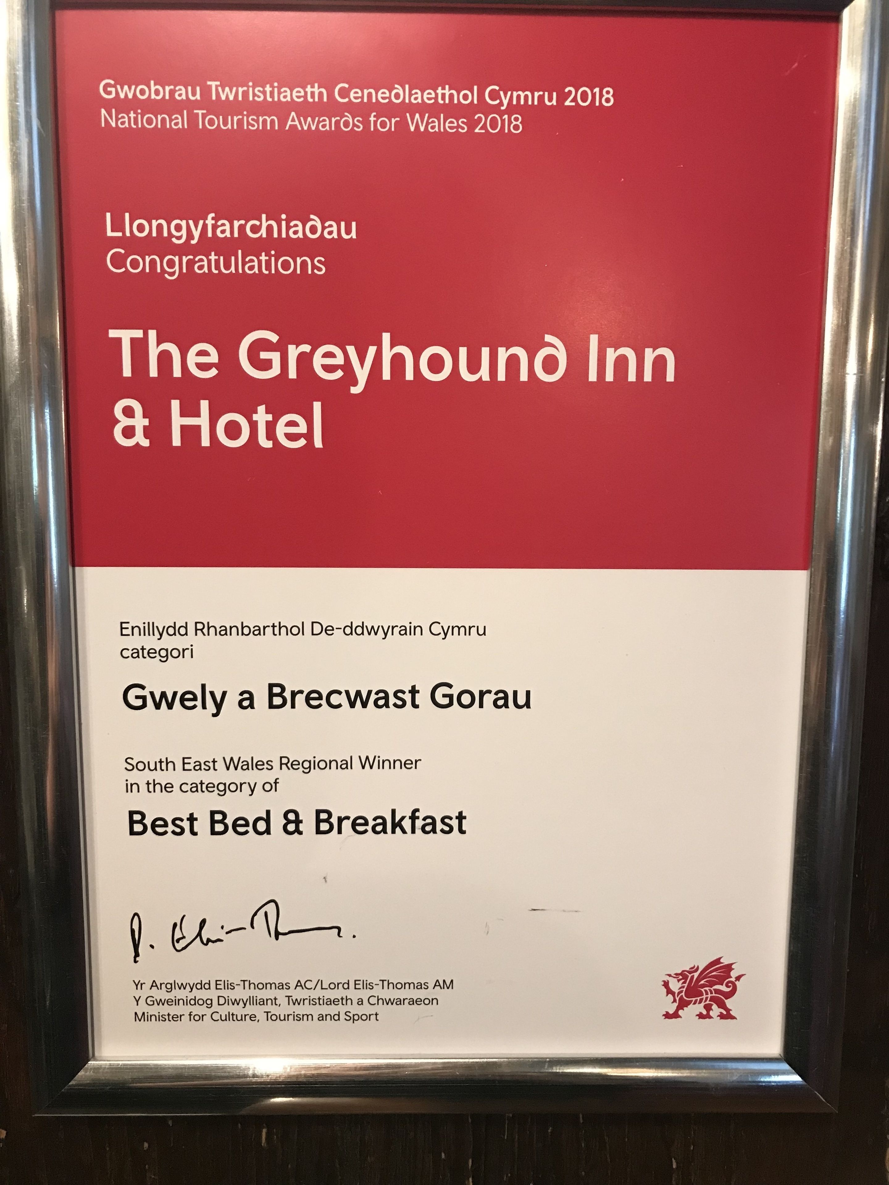 Certificado de premiação emoldurado para The Greyhound Inn & Hotel, informando que venceu o prêmio de Melhor Bed and Breakfast na categoria de Vencedor Regional do Sudeste do País de Gales em 2018.