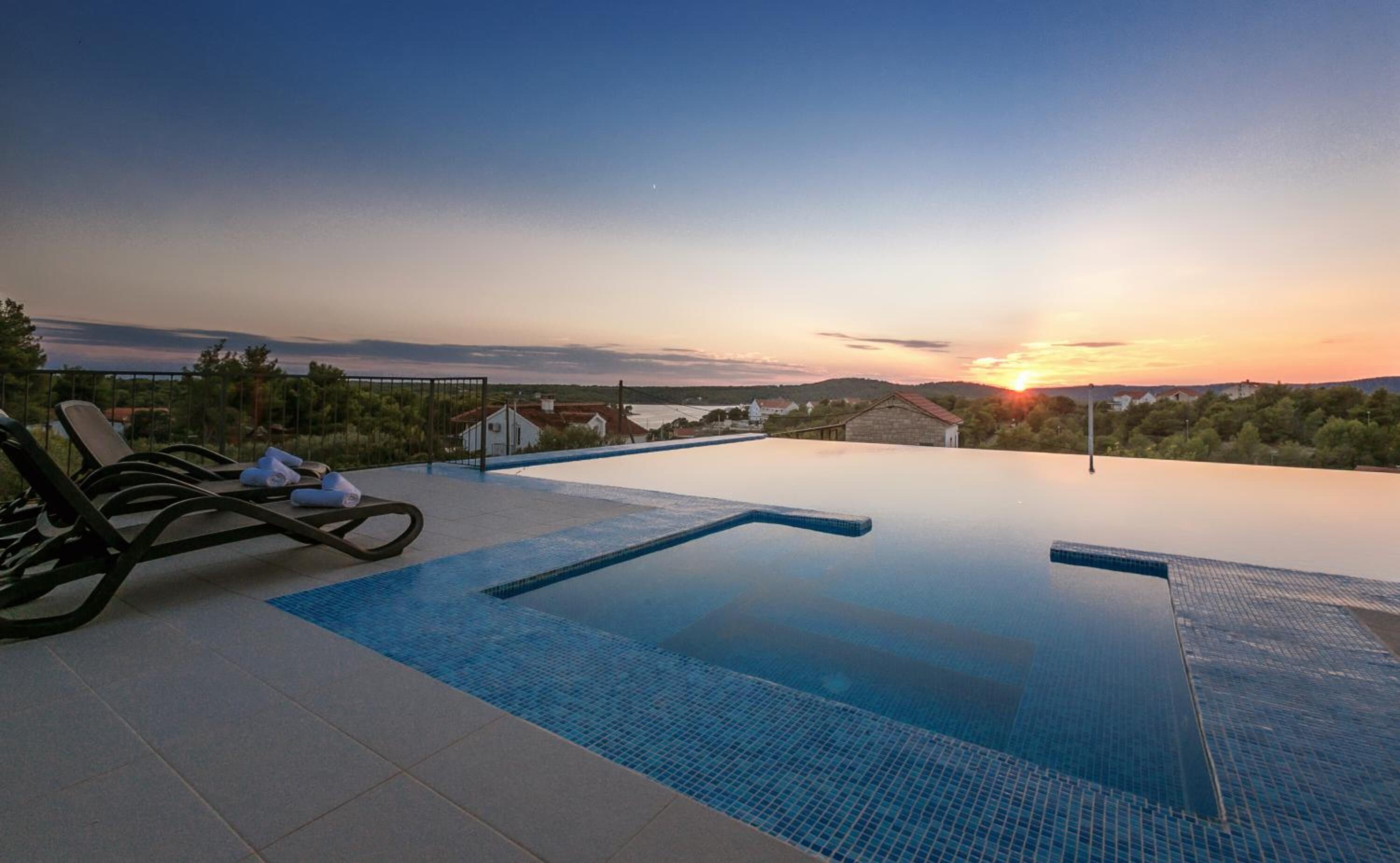 Piscina externa, funciona das 6h às 22h, guarda-sóis, espreguiçadeiras