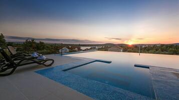 Piscina externa, funciona das 6h às 22h, guarda-sóis, espreguiçadeiras