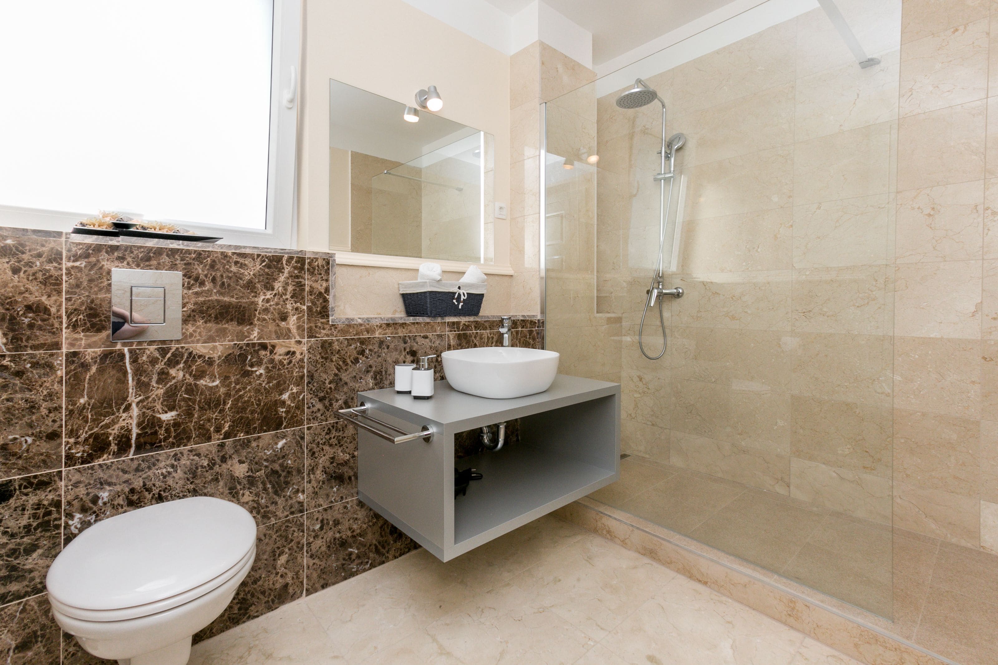 Vila superluxo, vários quartos, piscina particular, vista para o mar (1) | Banheiro | Chuveiro, secador de cabelo (mediante solicitação), toalhas de banho 