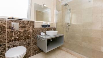 Vila superluxo, vários quartos, piscina particular, vista para o mar (1) | Banheiro | Chuveiro, secador de cabelo (mediante solicitação), toalhas de banho