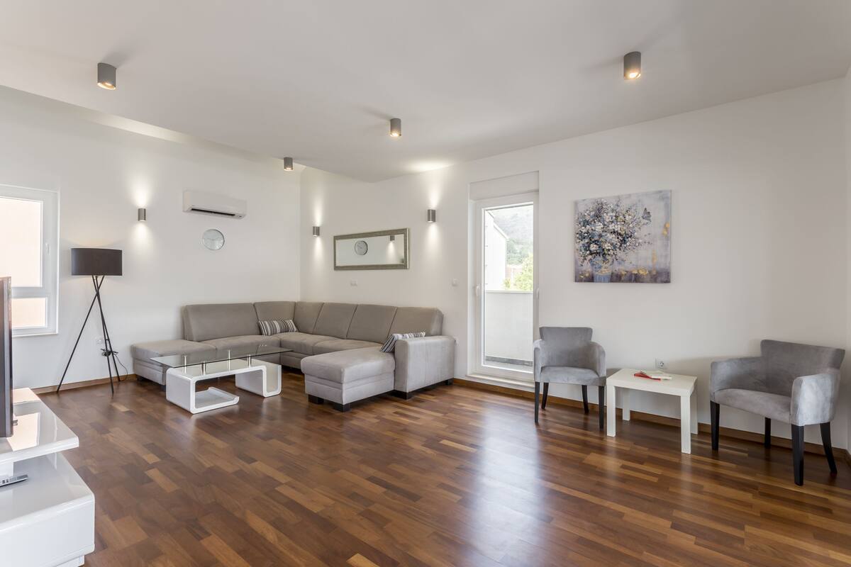 Penthouse de Luxo, 3 quartos, terraço, vista para o mar (H7) | Sala | Televisor LED de 55 polegadas com canais por cabo, televisor 