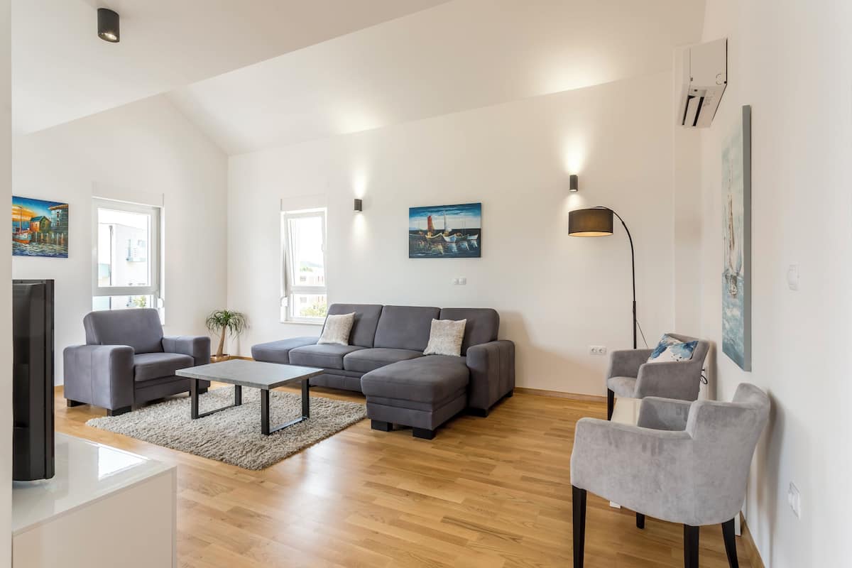 Penthouse de Luxo, 3 quartos, terraço, vista para o mar (H6) | Sala de estar | Televisor LED de 55 polegadas com canais por cabo, televisor 