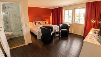 Quarto casal, sacada | Frigobar, berços grátis, Wi-Fi de cortesia, roupa de cama
