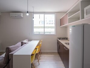 Quarto família, 1 cama de casal e sofá-cama | Cozinha privada | Geladeira, micro-ondas, cooktop, talheres/pratos/utensílios de cozinha