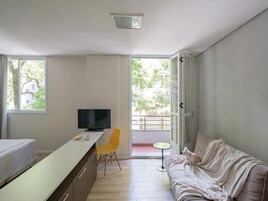 Quarto casal superluxo | Escrivaninha, cortinas blackout, quartos à prova de som