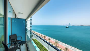 Quarto, 1 cama king-size, vista para o mar (Balcony) | Cofre no quarto, secretária