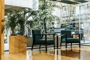 Área de estar no saguão