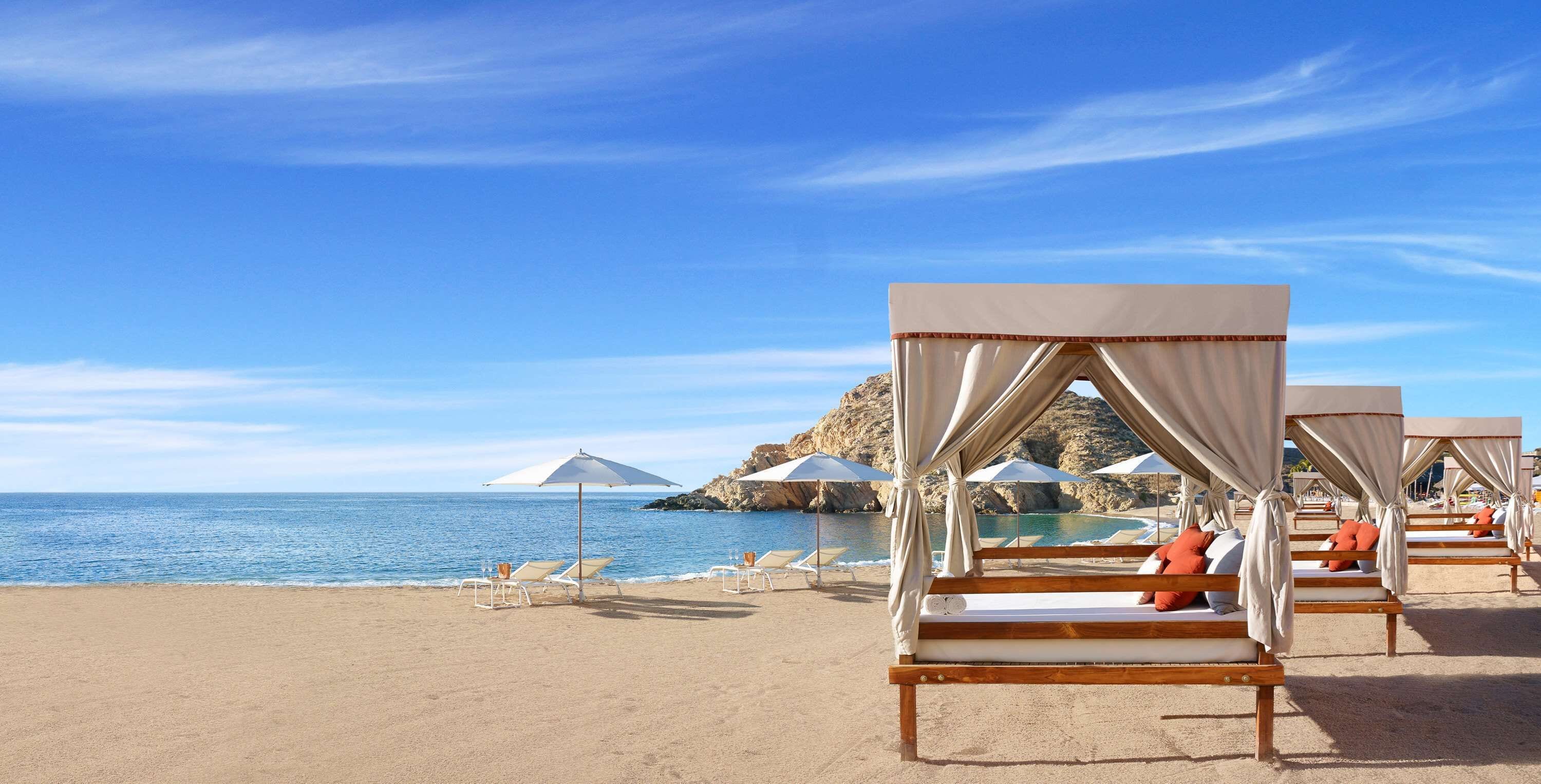 Na praia, toldos de praia (sobretaxa), espreguiçadeiras 