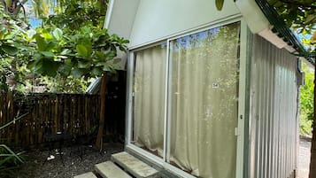 Cabana econômica, 1 cama de casal | Cortinas blackout, Wi-Fi de cortesia, roupa de cama