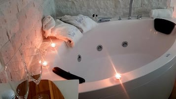 Chuveiro, produtos de toalete grátis, secador de cabelo