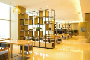 Decoração moderna com móveis de madeira e um painel de vidro.