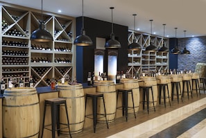 7 bares/lounges, este bar no lobby do hotel, este bar de cocktails