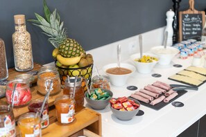 Pequeno-almoço tipo buffet diário (13.90 EUR por pessoa) 