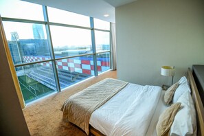 Quarto casal ou duplo superior, 1 quarto, para fumantes, vista para a cidade | Frigobar, cofres nos quartos, escrivaninha