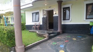 Entrada de um edifício com um conjunto de degraus levando a uma porta identificada com 